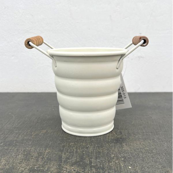 ホワイトマットな色あいの取っ手付き鉢カバーです。金属製ですが中にプラスチックの落としが入っているので、鉢をそのまま入れて使えます。3〜3.5号鉢サイズの観葉植物向けの大きさです。ハードな印象のドラセナ属と合わせてインダストリアルな雰囲気を出...