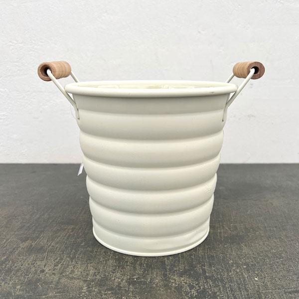 ホワイトマットな色あいの取っ手付き鉢カバーです。金属製ですが中にプラスチックの落としが入っているので、鉢をそのまま入れて使えます。5号鉢サイズの観葉植物向けの大きさです。ハードな印象のドラセナ属と合わせてインダストリアルな雰囲気を出したり、...