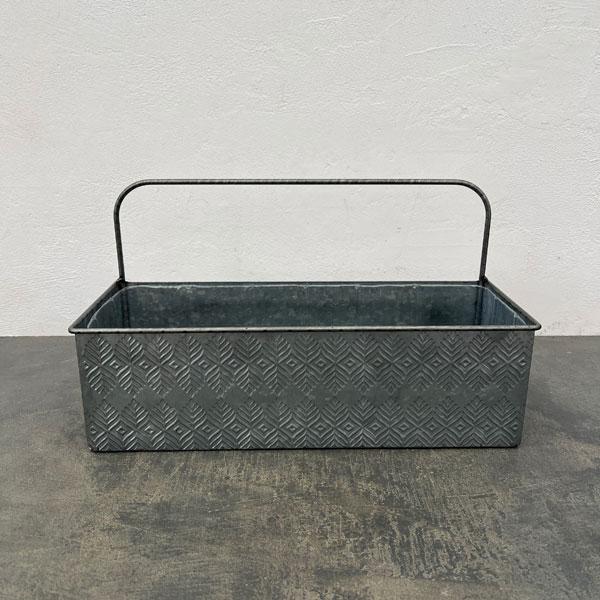 ハンドル付きのアイアンプランターです。植物のポットをそのまま飾れる他、いつも使うガーデンアイテムをおしゃれに保管するのにも重宝します。表面に葉っぱの模様が刻まれているので、素材はハードですがナチュラルな雰囲気もあります。※詳しい商品説明は下...