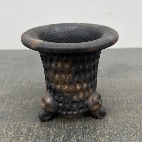 日本六古窯のひとつ、信楽焼（しがらきやき）のおもと鉢。一点一点手作業で模様が施された、重厚感のある黒色・茶褐色の器地で、緑を引き立てます。底穴が大きく排水性にすぐれるため、山野草やミニ盆栽、苔などの植え付けにぴったり。個性のある多肉植物や塊...