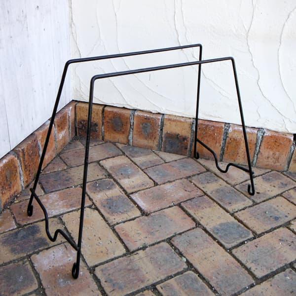 プレーンなデザインの鉄製プランタースタンド。高さ40cmです。一般的な長さ65cmのプランターに対応します。（プランター受部の幅は18cmなので、プランターの底面奥行きサイズが18cm未満のものなら対応します。ご購入前にご確認ください）※詳...