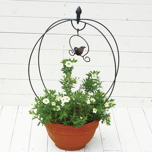 小鳥のケージ風にデザインされたトピアリー。6〜8号位の鉢に合います。使わない時には、フラットにたためます。※詳しい商品説明は下のほうに記載があります