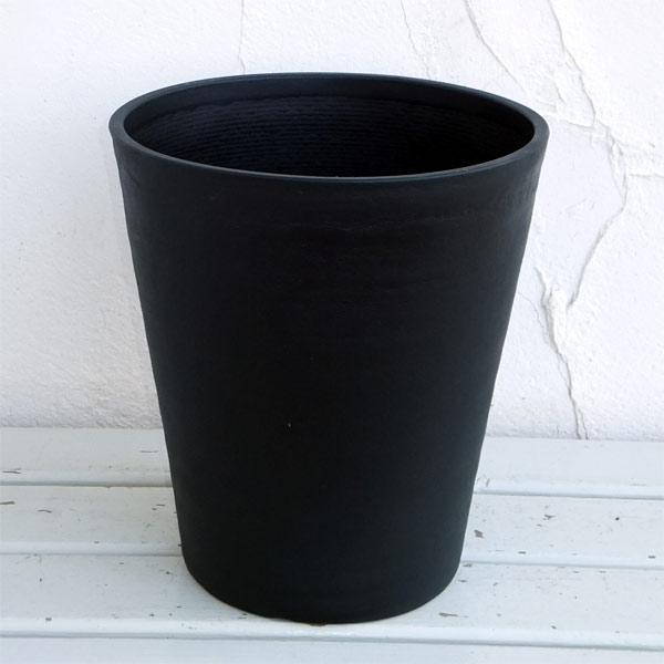 陶器鉢のような風合いでプラスチックには見えないセラアート鉢。通常のプラ鉢よりも厚みがあり、高級感のある仕上がりです。※詳しい商品説明は下のほうに記載があります