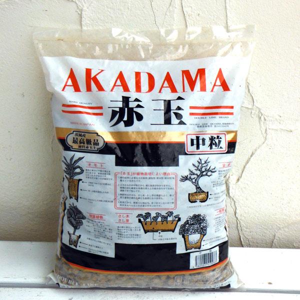 茨城産の二本線硬質赤玉土。盆栽愛好家に愛用される高品質赤玉土で、山野草やバラ、観葉植物におすすめです。天日乾燥で崩れにくく、粒が均一、植えつけた植物の根張りがよくなります。※詳しい商品説明は下のほうに記載があります