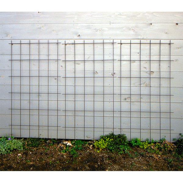 シンプルで使いやすい鉄製のスクエアトレリスです。地面に挿すだけの簡単固定。トレリスが邪魔にならず、植物が引き立ちます。※詳しい商品説明は下のほうに記載があります