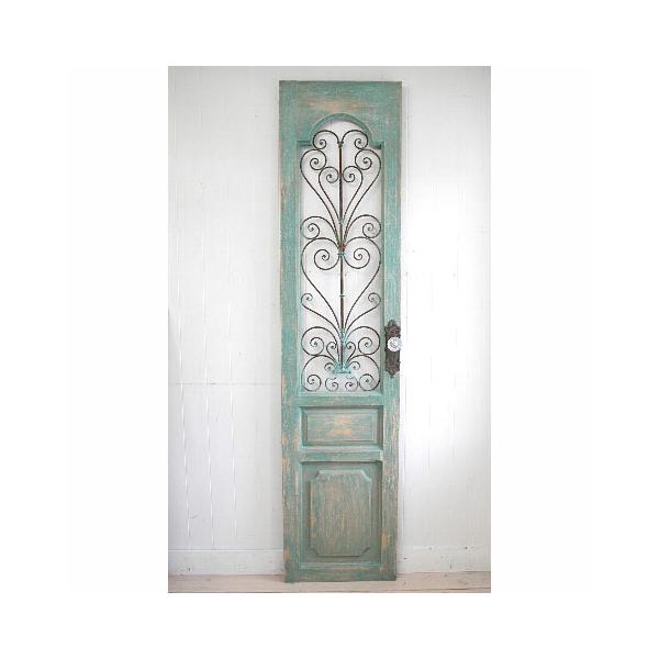 古びた洋館の入り口のような、雰囲気のあるアンティークドア。塗装がはげ、鉄の飾りも少しさびたような、レトロな加工が施されています。インテリアのアクセントや店舗のディスプレイにご利用ください。中央の鉄格子部分は吹き抜け（ガラスなし）です。※詳し...