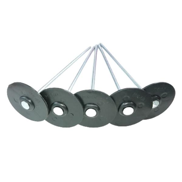 つよまる君は防草シート、マルチ、不織布、ネット等を止める長い釘状の杭と、板のセットとなっております。通常のつよまる君より錆びにくい亜鉛メッキタイプです。