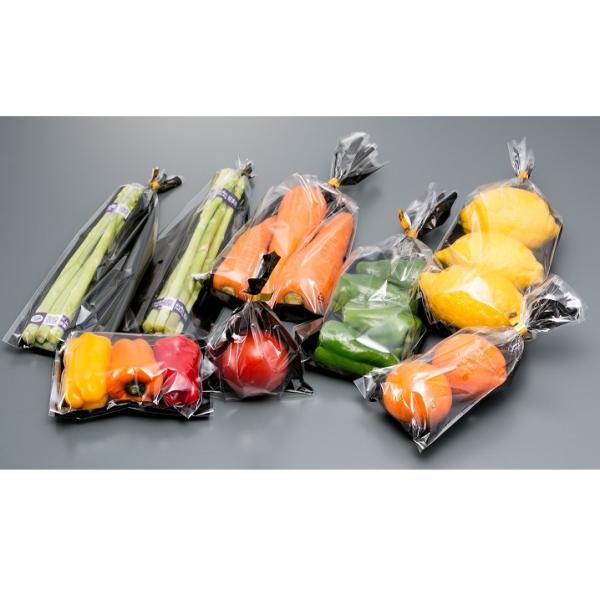 片面が黒色の野菜袋です。背面が黒いので、野菜をより鮮やかにみせ、高級感を演出します。厚み：0.025mm、2穴　1袋＝100枚入※お届けする商品は「包装資材」となります。中身は含まれません。