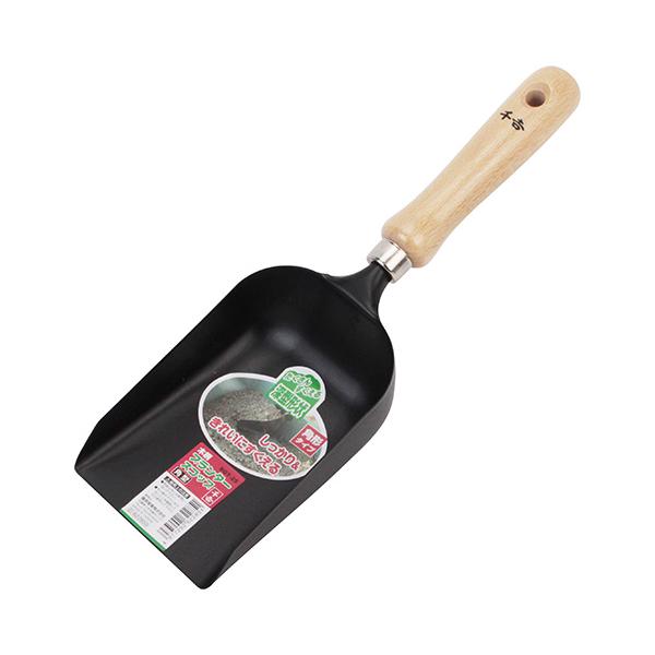 穴掘り、土すくい用です。角部や底部もきれいにすくえる角型タイプです。●角型タイプ●本体：黒粉塗装●全長：約310mm●スコップ部分：幅約98mm×長さ約140mm●重量：260g●刃部：刃物鋼●柄部：木メーカー：藤原産業（株）