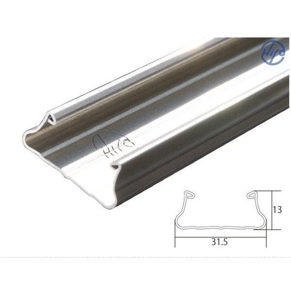 ■たわみに強いフィルム止め材です底面に3本のラインを施しており、強度抜群です。■スプリング保持力も抜群です深溝タイプ、またリップ部分が内側に折り込まれているため、スプリングが外れにくく多重張りに適しています。■作業性に優れ、あらゆるタイプの...