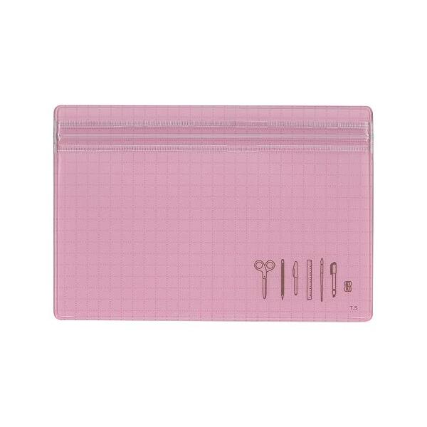 文具柄-/S/38-029・Size:SStyle:文具柄・パッケージ個数:1・サイズW14×H9.5cm・材質PVC・生産国日本・その他手帳カバーに入るサイズのジッパーケース。文具や小物を入れて普段使いにも、トラベルにも大活躍