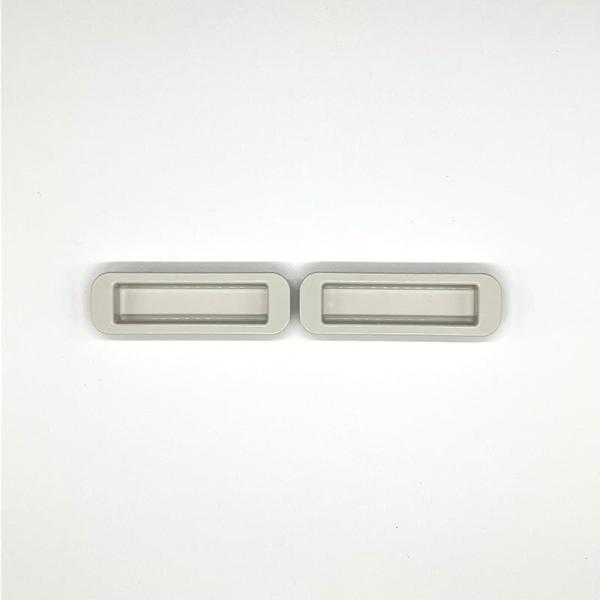 白/-/-・パッケージ個数:1・本体：横８２ｍｍ　縦２６ｍｍ　奥行１２ｍｍ、穴寸法：横７ｍｍ　縦穴２ｍｍ　2個1組での販売です。注文個数「１」の場合、手掛けは2個お届けとなります。・パッケージ重量: 0.02 kg・素材: 樹脂製