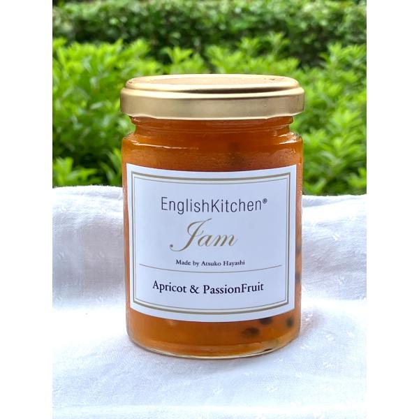 アプリコット(アンズ)にパッションフルーツが入った、とても爽やかで魅力的な香りと味わいのジャムです。ビンの外から見える黒い粒は、パッションフルーツの種です。種はちょっと硬めですが、カリカリといただけます。レモンバーベナは葉がレモンの香りがす...