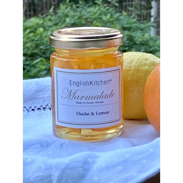 伊豆の無農薬の橙とレモンが入ったマーマレード。橙はビターオレンジの1種、日本ではお正月の飾りにも使う縁起がよい柑橘です。橙の果皮の苦みを少なくして、レモンの香りと酸味を感じるマーマレードにしました。同じ橙を使った「マーマレード伊豆」は、苦み...