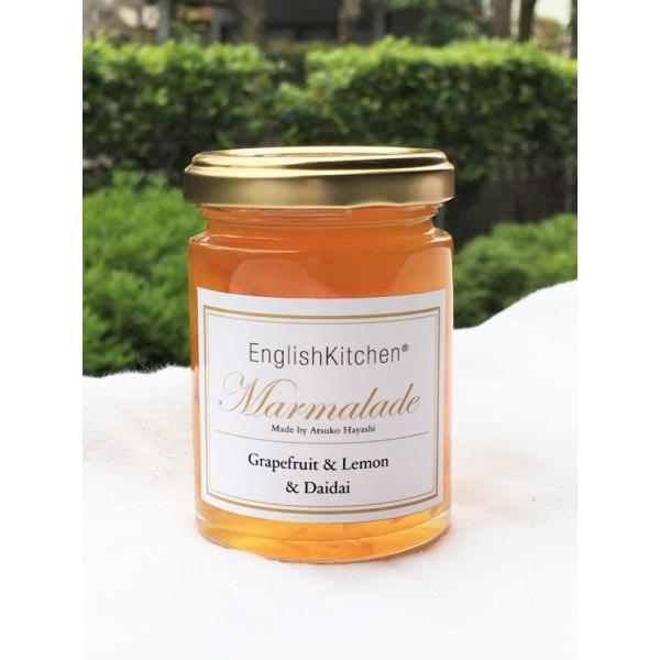 イギリスでは3種類の柑橘類を組み合わせて作ったマーマレードをスリーフルーツマーマレードと呼びます。グレープフルーツとレモンとオレンジが定番の組み合わせです。そこで、味と香りの国産のグレープフルーツ、香りのレモン、オレンジの代わりにビターオレ...