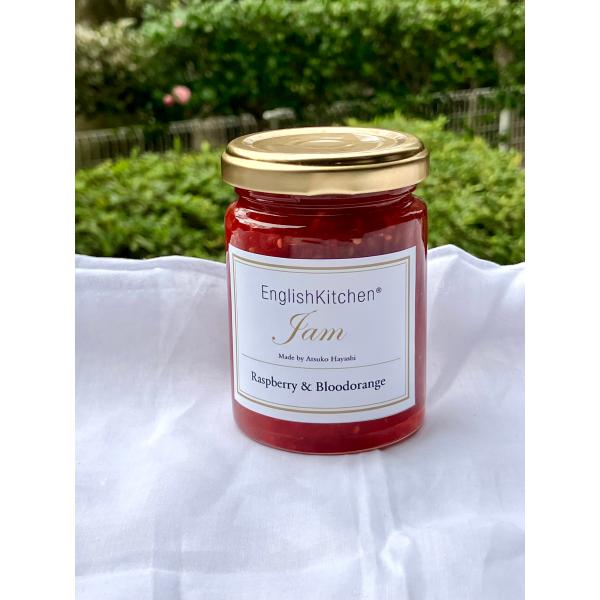 国産ラズベリーとブラッドオレンジ(タロッコ)のジャム。ラズベリーには甘い香りのブラッドオレンジがよく合います。ラズベリー、ブラッドオレンジの果肉、少量のレモン、オレンジの香りのお酒コアントローで作っています。ブラッドオレンジの果肉は煮溶けて...