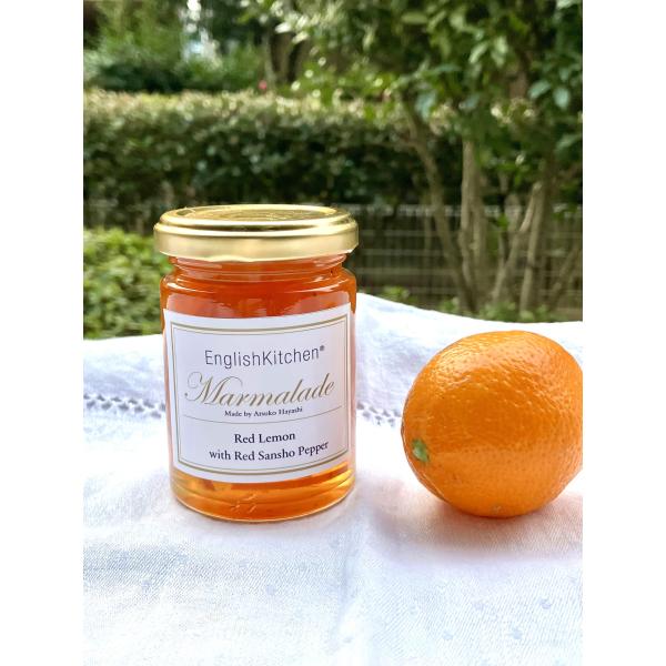 赤レモンは、姫レモンともいい、正式にはリモニアという柑橘です。いかにもおいしそうなオレンジ色の小さな柑橘ですが、外観に反して、果汁はとても酸っぱいです。魅力的なのは、山椒のような独特の果皮の香り、マーマレードを作っていても、それはとても強く...