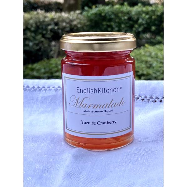 徳島県の木頭ゆずにカナダ産のクランベリーが入ったマーマレード。クランベリーは、北米原産の赤く小さい丸い実で、和名は「オオミツルココモモ」。赤くて酸味があるため、ドライフルーツにしてお菓子やパンの材料に使ったり、クリスマスのローストターキーの...