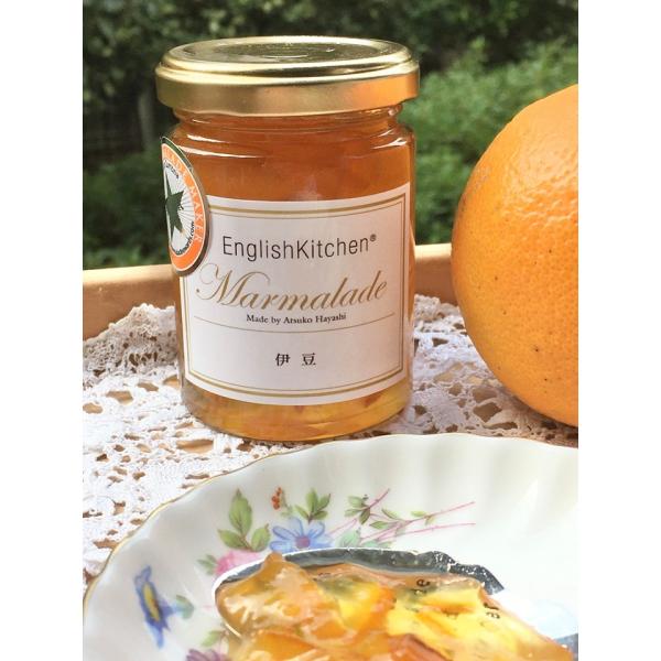 伊豆の無農薬の橙にネーブルオレンジの味わいをミックスしたマーマレード。橙はビターオレンジのグループに入ります。日本ではお正月の飾りにも使う縁起がよい柑橘です。イングリッシュキッチンのマーマレードの中でも一番力強く、橙のピール(果皮)の苦みと...