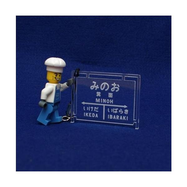 形状は駅名標ですが、駅名だけでなくお名前等ご希望の内容で彫刻します。鉄道好きだけではなく、クリスマス、お誕生日、父の日のギフト、サークルの記念品等にオススメです。