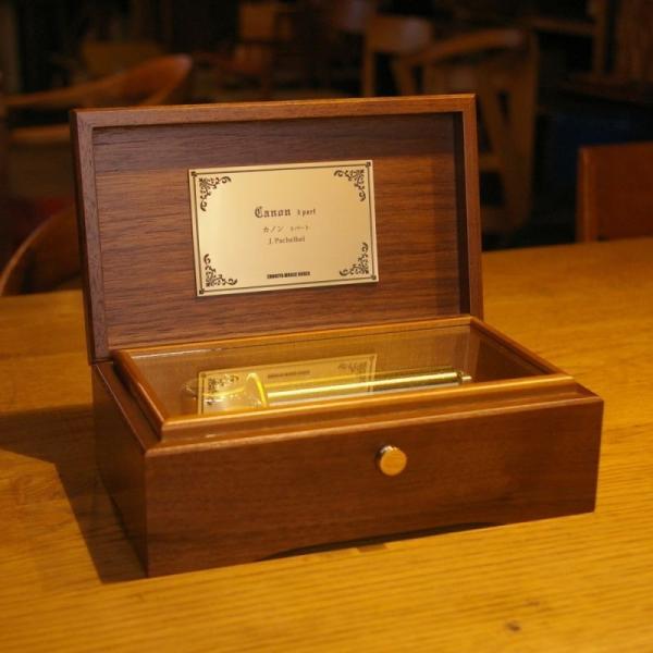 30弁タイプよりも高音質で演奏時間が長い50弁タイプのオルゴールを組み込むことができるケースです。組み込むメカは豊富な曲目リストからお好みの曲を選べる「オルフェウス50弁」からお好みの曲目をご指定いただけます。シンプルながらもオルゴールの響...