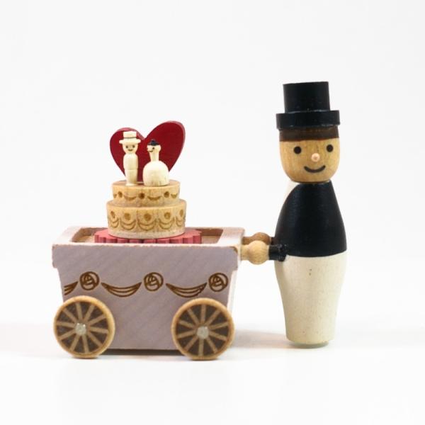 別売の【wooderful life DIYオルゴール　回転ベース105・フラット】で外周を回転する専用アイテムシルクハットをかぶった紳士がケーキを載せたカートを押しています。回転ベースの中心に追加のオブジェをお好みのレイアウトで接着すると...