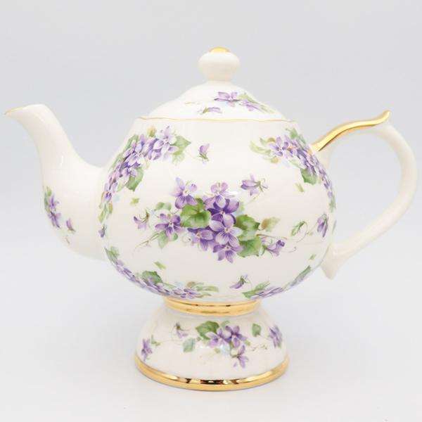 ティーポットタイプのオルゴールです。ポットを傾けるとオルゴールのストッパーが解放される仕組みになっており、お茶を注ぐと音楽が流れる、珍しいオルゴールです。オルゴール曲目： 星に願いをお花の柄：バイオレット