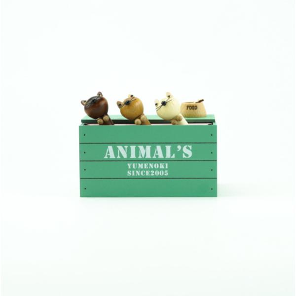 木箱からひょっこり顔をだした3匹の猫たち愛らしいスイングオルゴール。オルゴールの音色に合わせてゆらゆらと左右に動きます。