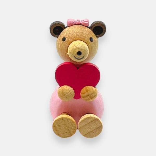 ハートを持った、ピンクの服を着たクマ。別売の【wooderful life DIYオルゴール 回転ベース】にお好みのレイアウトで接着してオリジナルオルゴールを作ることができます。あなただけの組み合わせでお気に入りのオルゴールに。追加でメッセ...