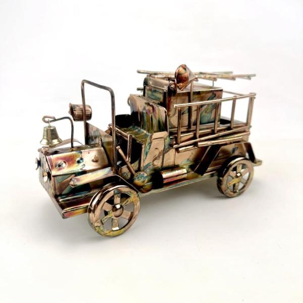 アンティーク調のブリキのからくりオルゴールです。消防車の梯子が音と共に上下に動きます。インテリアとしての格好良さも魅力◎映える飾り小物としてもご自宅用にも、親しい人へのギフトとしてもおすすめです。