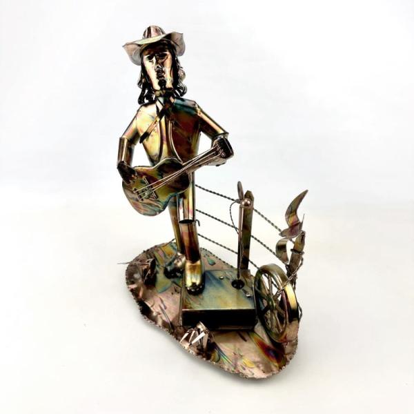 アンティーク調のブリキのからくりオルゴールです。ギター弾きカウボーイの脚が動きます。まるで本当にギターを奏でているかの躍動感。映える飾り小物としてもご自宅用にも、親しい人へのギフトとしてもおすすめです。