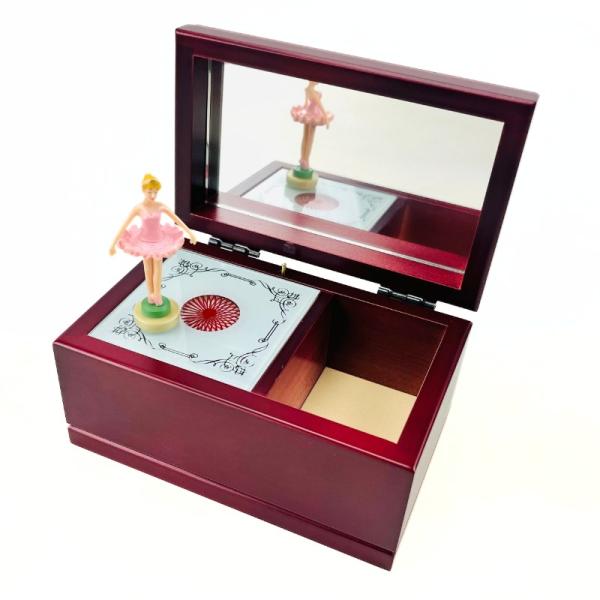 ゼンマイを回して蓋を開けると、オルゴールの演奏が始まります。中蓋にバレリーナ人形を置くと、音楽に合わせてくるくると回転する愛らしいオルゴールです。楽曲はパダジェフスカの「乙女の祈り」です。サイズ： 幅135 x  横84 x 高さ74mm