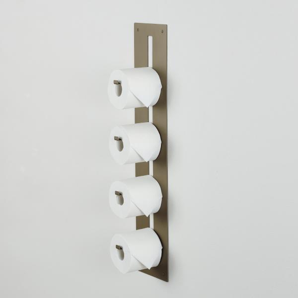 壁面取付のトイレットペーパーを4つまで壁掛け出来るトイレットペーパーストッカーです。トイレットペーパーの穴にホルダーのフック部分を通すだけなので、かんたんに出し入れが可能です。