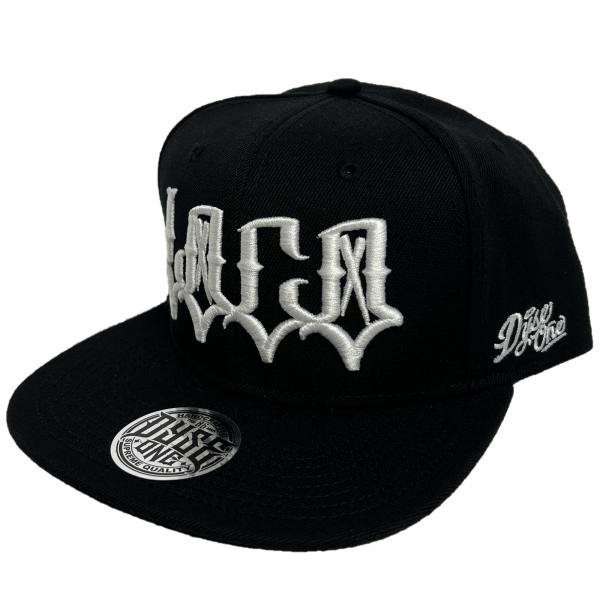 カルフォルニア サンディエゴ発のチカーノギャングスタブランド"DYSE ONE" のスナップバックキャップです。LAストリート、ギャング、ローライダーに密着したデザインがLAのラティーノを始め、ブラックの間でも人気を集めています。サイズ：フ...