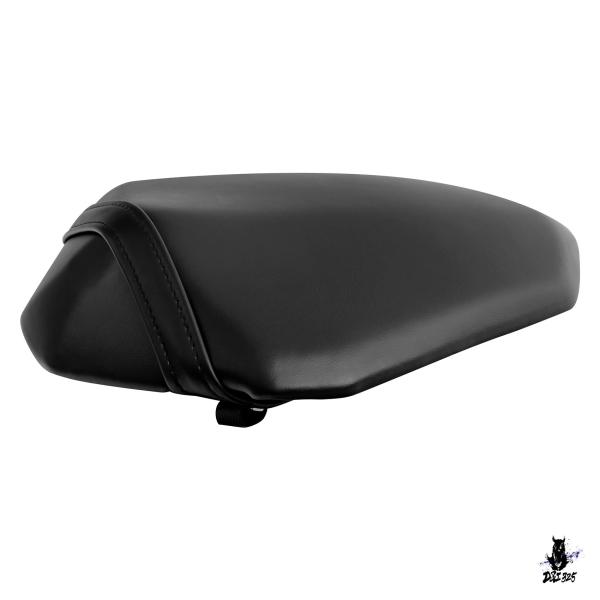 【商品仕様】Kawasaki ZR800 2013-2016年式対応のリアシート（ピリオン）。合成皮革＋PP樹脂＋アルミニウムブラケット構成で、ボルトオン取り付け対応。当店の商品は海外社外製品が主となります。画像をよくご確認お願いします。・...