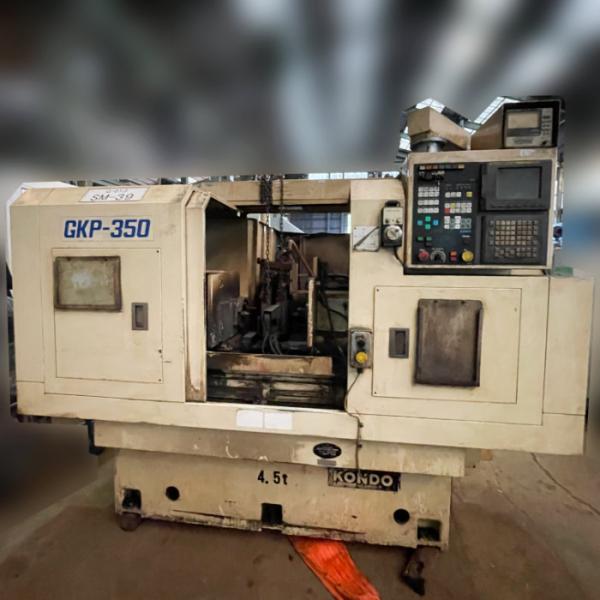 ＜仕様＞商 品 名 ：CNC旋盤メーカー：コンドウ型　　番：GKP-350NC-A年　　式：2007年寸　　法：約 幅 2450mm × 奥行 2750mm × 高さ 2800mm重　　量：約 4000kg電　　源：三相200V 60Hz ...