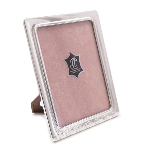 サービスサイズの写真立てです。七五三や入園など、お子様のさまざまなお祝いの場面を収めてみませんか？洗練されたデザインで定評のあるスペインのイザベル社の銀製フォトフレームフレームの下部分に並んだ象のレリーフが愛らしく、またシルバーの滑らかさが...