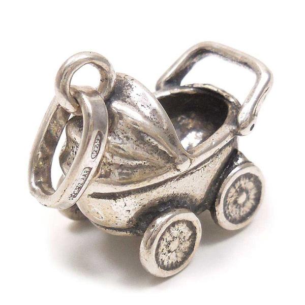 イタリアのシルバーアイテムメーカー：ジョバンニ・ラスピーニによる、ベビーカーの銀製クラシカル・ミニチュアチャームです。小さなお子様がいる方へのギフトにオススメ！チャームとしてだけでなく、ペンダントやストラップ、キーホルダーなどとしてもお使い...