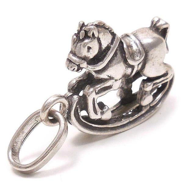 イタリアのシルバーアイテムメーカー：ジョバンニ・ラスピーニによる、木馬の銀製クラシカル・ミニチュアチャームです。小さなお子様がいる方へのギフトにオススメ！チャームとしてだけでなく、ペンダントやストラップ、キーホルダーなどとしてもお使い下さい...