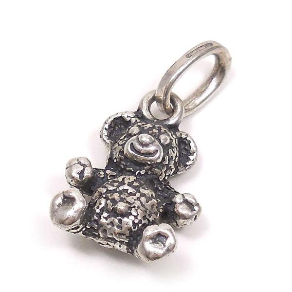 イタリアのシルバーアイテムメーカー：ジョバンニ・ラスピーニによる、おへそのついたテディベアの銀製クラシカルチャームです。裏側もちゃんとしっぽがついていて、とってもチャーミング！チャームとしてだけでなく、ペンダントやストラップ、キーホルダーな...