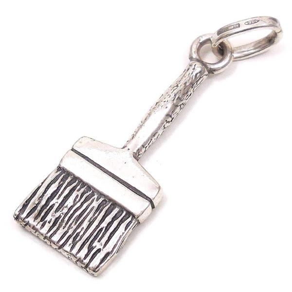 イタリアのシルバーアイテムメーカー：ジョバンニ・ラスピーニによる、刷毛の銀製クラシカル・ミニチュア工具チャームです。塗装用ハケのチャーム。工芸が盛んなイタリアでは、仕事道具のミニチュアをラッキーチャームにしています。チャームとしてだけでなく...