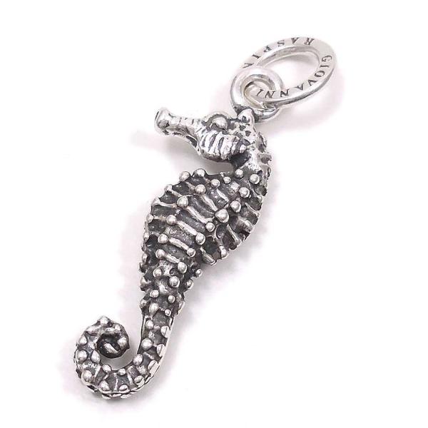 イタリアのシルバーアイテムメーカー：ジョバンニ・ラスピーニによる、タツノオトシゴの銀製クラシカル・ミニチュア動物チャームです。たつのおとしごは安産・子宝のお守りとしても有名ですね。アミュレット（お守り）として、ペンダントやストラップ、キーホ...