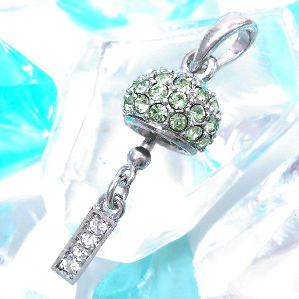 クリスタルガラスを使った、涼しげな風鈴のチャームです。ストラップパーツが1つ付きます。日本の夏の風物詩の一つ、風鈴。本物のように音は出ませんが、短冊部分は揺れるようになっています。遊び心と涼感を感じさせる、粋なチャームです♪ちょっとした贈り...