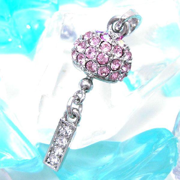 クリスタルガラスを使った、涼しげな風鈴のチャームです。ストラップパーツが1つ付きます。日本の夏の風物詩の一つ、風鈴。本物のように音は出ませんが、短冊部分は揺れるようになっています。遊び心と涼感を感じさせる、粋なチャームです♪ちょっとした贈り...