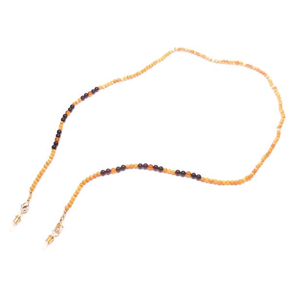 琥珀を使ったシンプルで優しい風合いのメガネチェーンです。両端の樹脂素材の輪で眼鏡に装着します。樹脂素材なので、ある程度メガネのツルが太くても取り付け可能。また樹脂パーツ部分を外せば琥珀ネックレスとしてもお使いいただけます。琥珀ビーズなのでと...