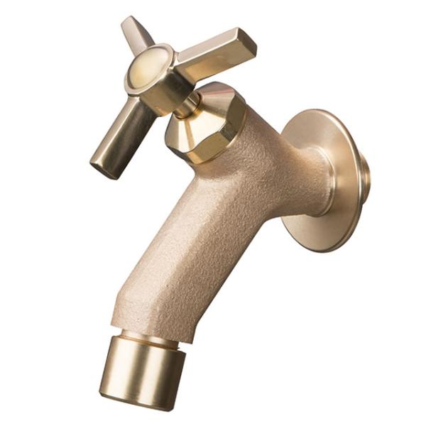 洗練されたフォルムが魅力、三つ又ハンドルの蛇口。■サイズ：本体：幅28mm×奥行き70mm×高さ98mmハンドル：幅62mm×奥行き55mm×高さ16mm■重量：0.5.kg■材質：本体：青銅ハンドル：黄銅※商品写真は別売りの泡沫アダプター...