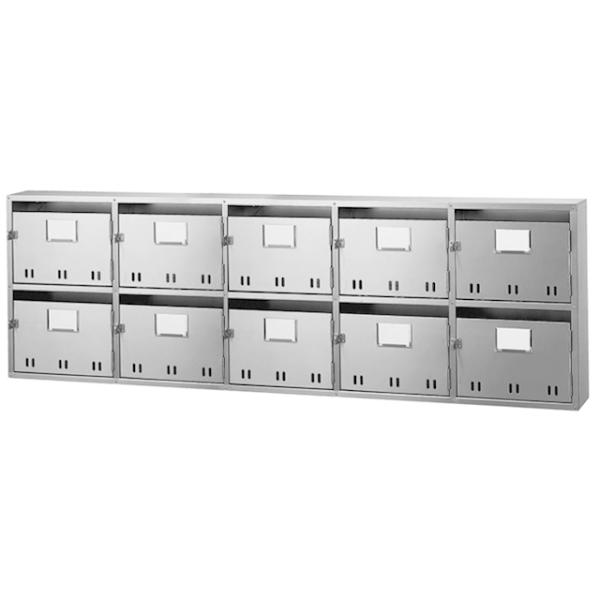 集合郵便受箱（SA型）。2段5列 10戸用。■屋内仕様■サイズ:本体:幅1,608mm×高さ514mm×奥行き140mm投入口:幅300mm×高さ30mm■重量:16kg■材質:ステンレス(SUS304)、本体/0.7mm、背板/0.5mm...
