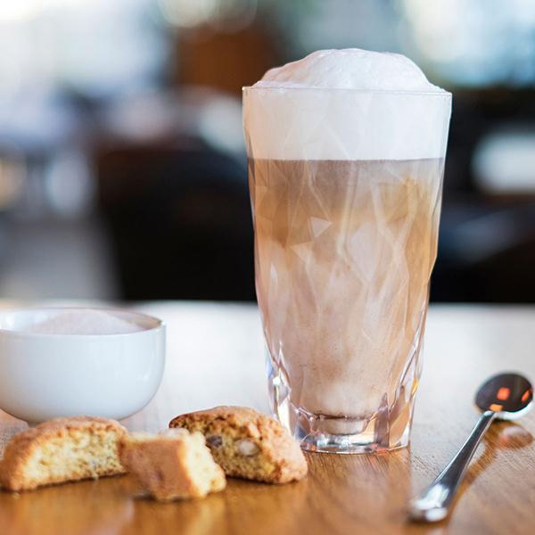 本物のガラスのようなカッティングデザインのグラスは、車の中や、キャンプ、お庭での食事などアウトドアでも大活躍します。本物のグラスで飲んでいるような雰囲気を味わえます。高い耐久性で、非常に丈夫で長持ちするので落としても安心です。使用するプラス...