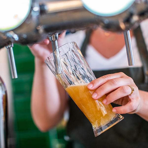 本物のガラスのようなカッティングデザインのグラスは、車の中や、キャンプ、お庭での食事などアウトドアでも大活躍します。本物のグラスで飲んでいるような雰囲気を味わえます。高い耐久性で、非常に丈夫で長持ちするので落としても安心です。使用するプラス...