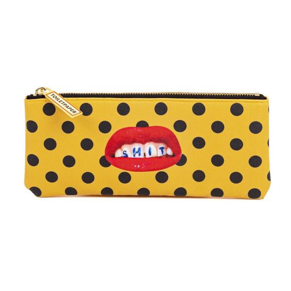 SELETTI X TOILETPAPERのコラボレーションに、ケースコレクションが新登場！カラフルで、ブラックユーモア満載のデザイン。コスメや小物、いろんなものを持ち運べます。アートディレクターのMaurizio Cattelan（マウリ...